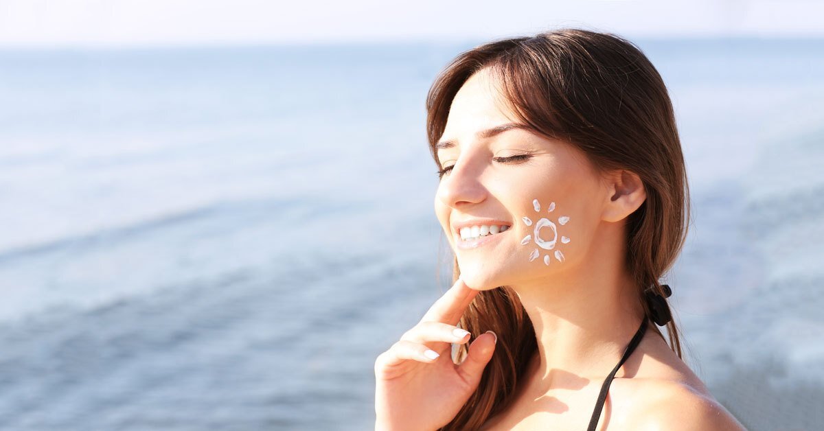 Macchie solari sul viso: i rimedi per contrastarle